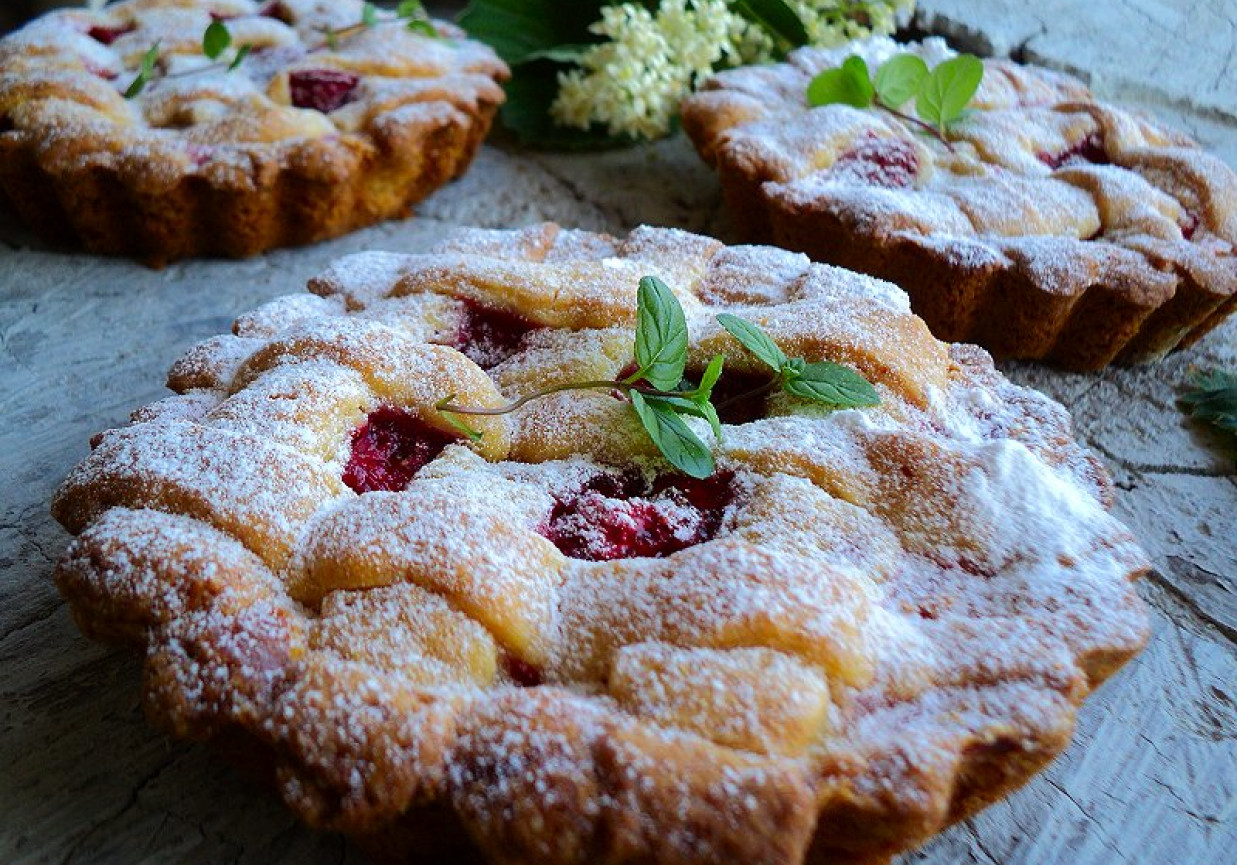 Kruche mini tarty z truskawkami - DoradcaSmaku.pl