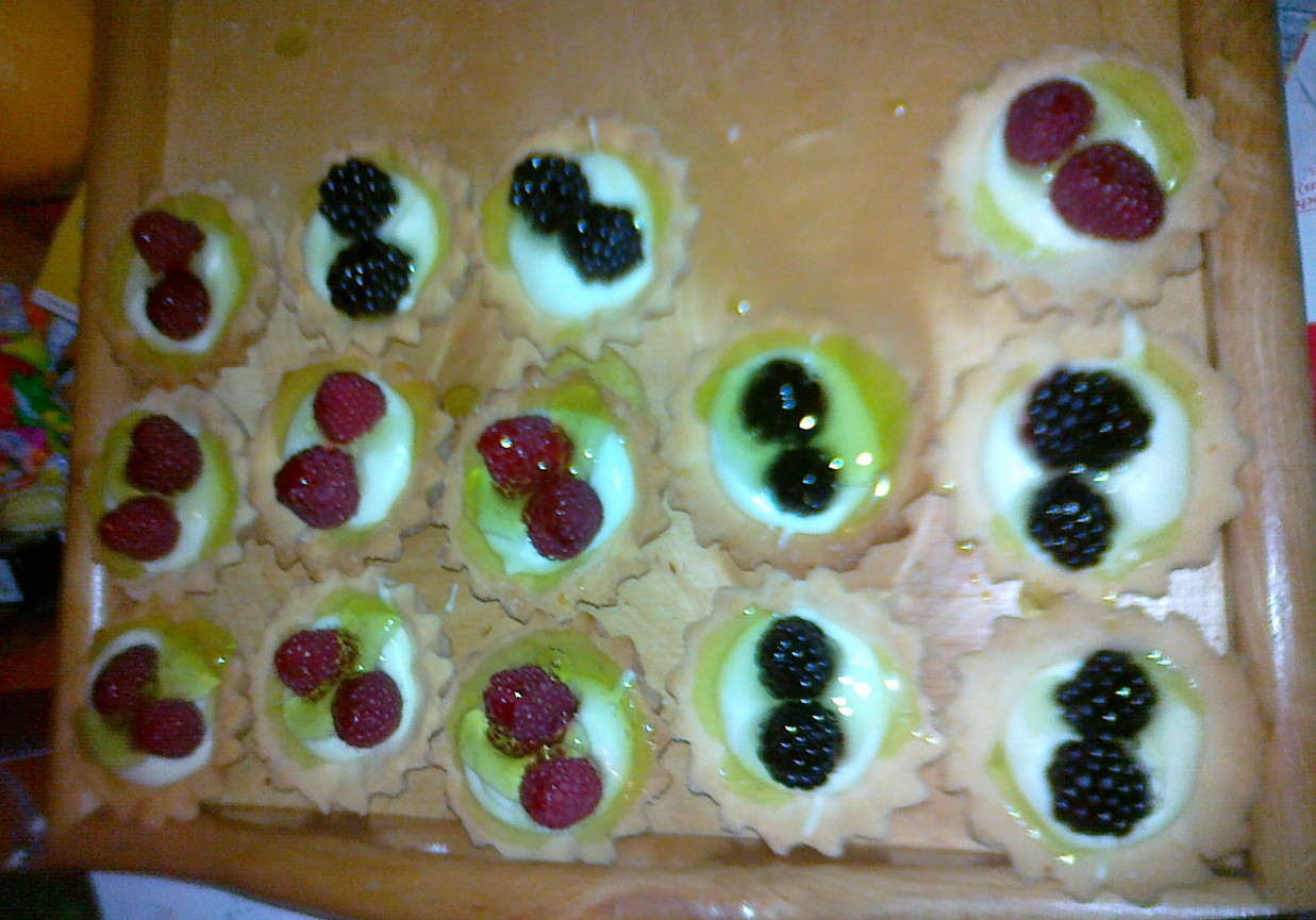 babeczki z serkiem mascarpone, jeżynami i malinami - DoradcaSmaku.pl