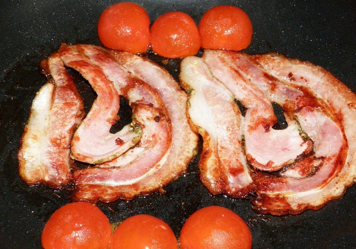 Bekon smażony z pomidorkami koktajlowymi - DoradcaSmaku.pl