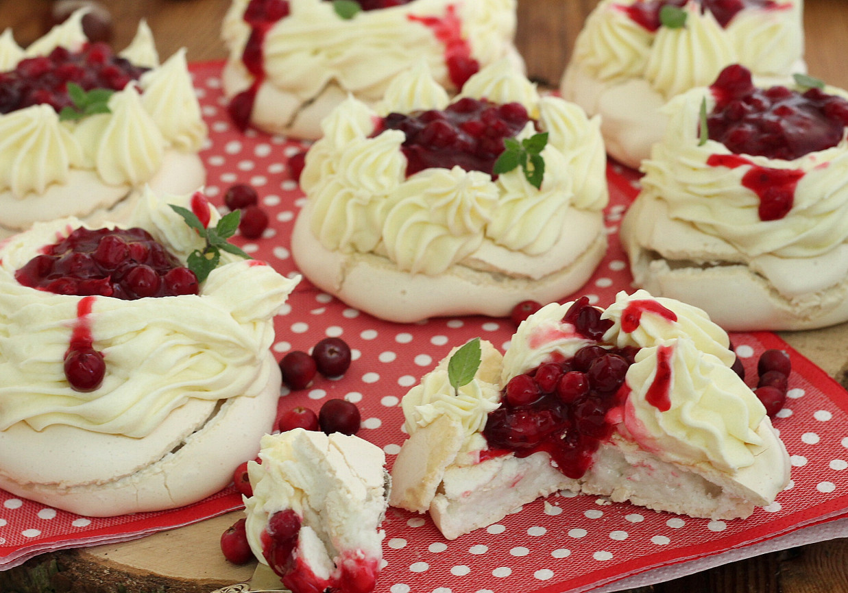 Bezy z kremem budyniowym i żurawiną - DoradcaSmaku.pl