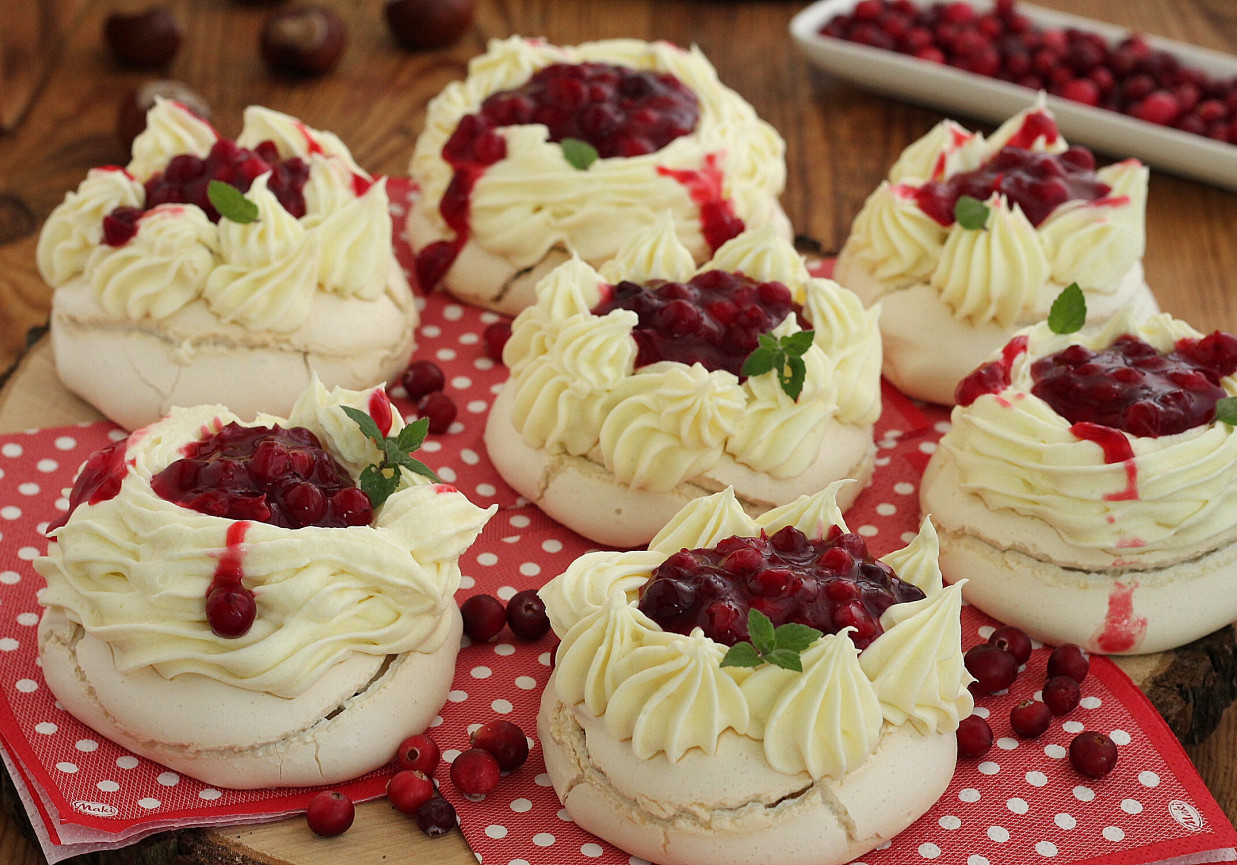 Bezy z kremem budyniowym i żurawiną - DoradcaSmaku.pl