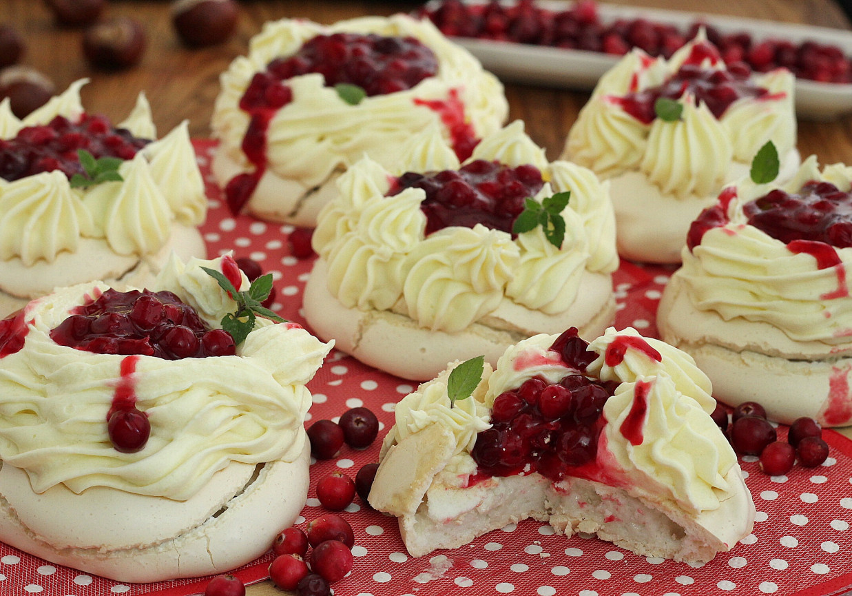 Bezy z kremem budyniowym i żurawiną - DoradcaSmaku.pl