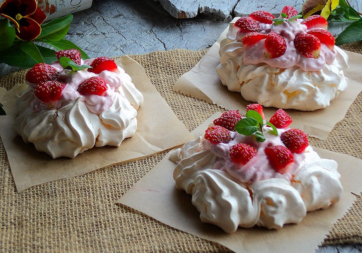 Bezy z musem śmietanowo - truskawkowym z miętą - DoradcaSmaku.pl