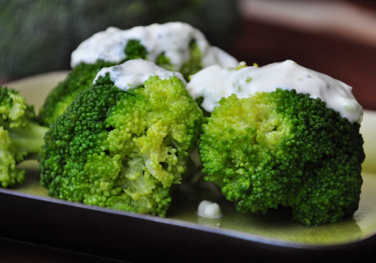 brokuły pod serowo-czosnkową pierzynką - DoradcaSmaku.pl