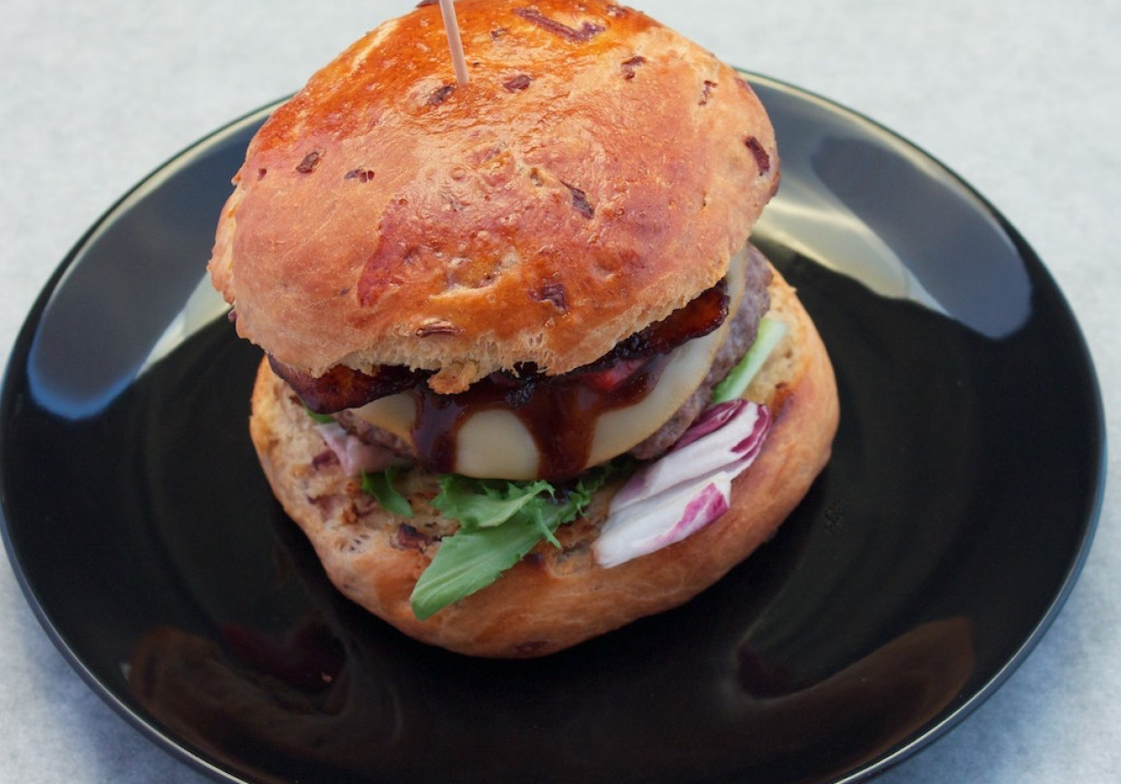 Burger wieprzowy z kapustą i jabłkiem - DoradcaSmaku.pl