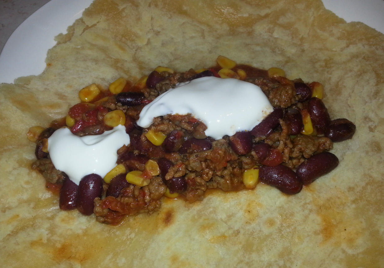 Chilli con carne z tortillą i gęstą śmietaną - DoradcaSmaku.pl