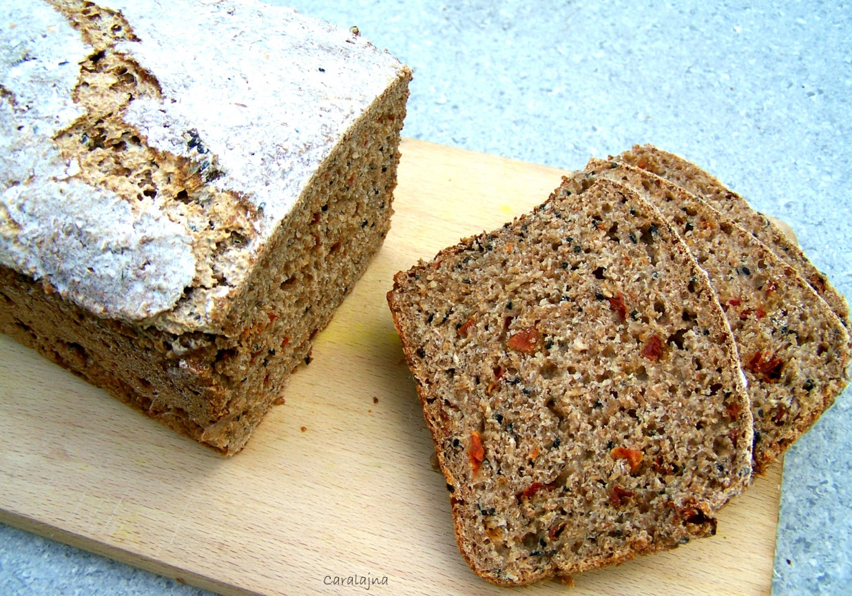 chleb razowy na zakwasie z czarnuszką i suszonymi pomidorami ...