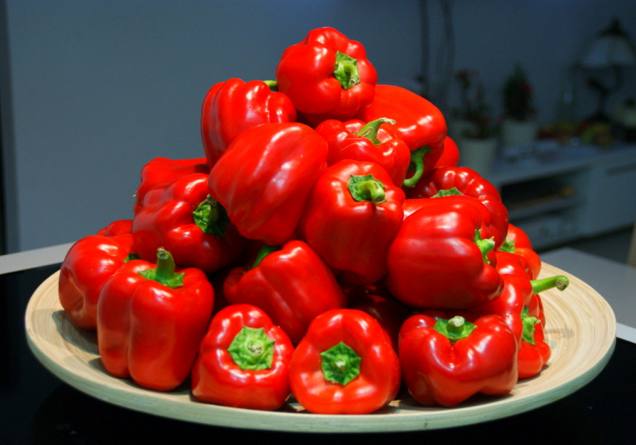 Czerwona papryka faszerowana mięsem, kuskusem i fetą z odrobiną sosu ...