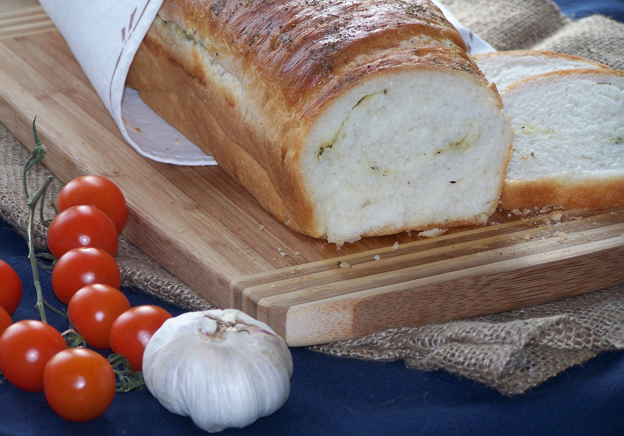 Delikatne pieczywo ze zdrowym dodatkiem, czyli chlebek z czosnkiem :) - DoradcaSmaku.pl