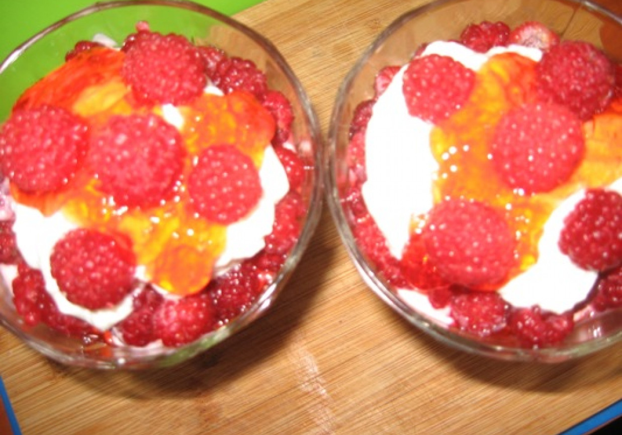 deser malinowy z bitą śmietaną i galaretką malinową - DoradcaSmaku.pl