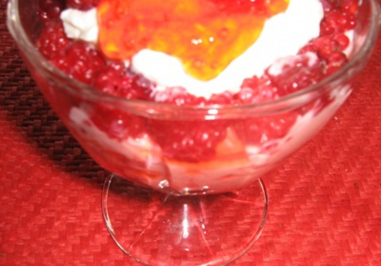 deser malinowy z bitą śmietaną i galaretką malinową - DoradcaSmaku.pl