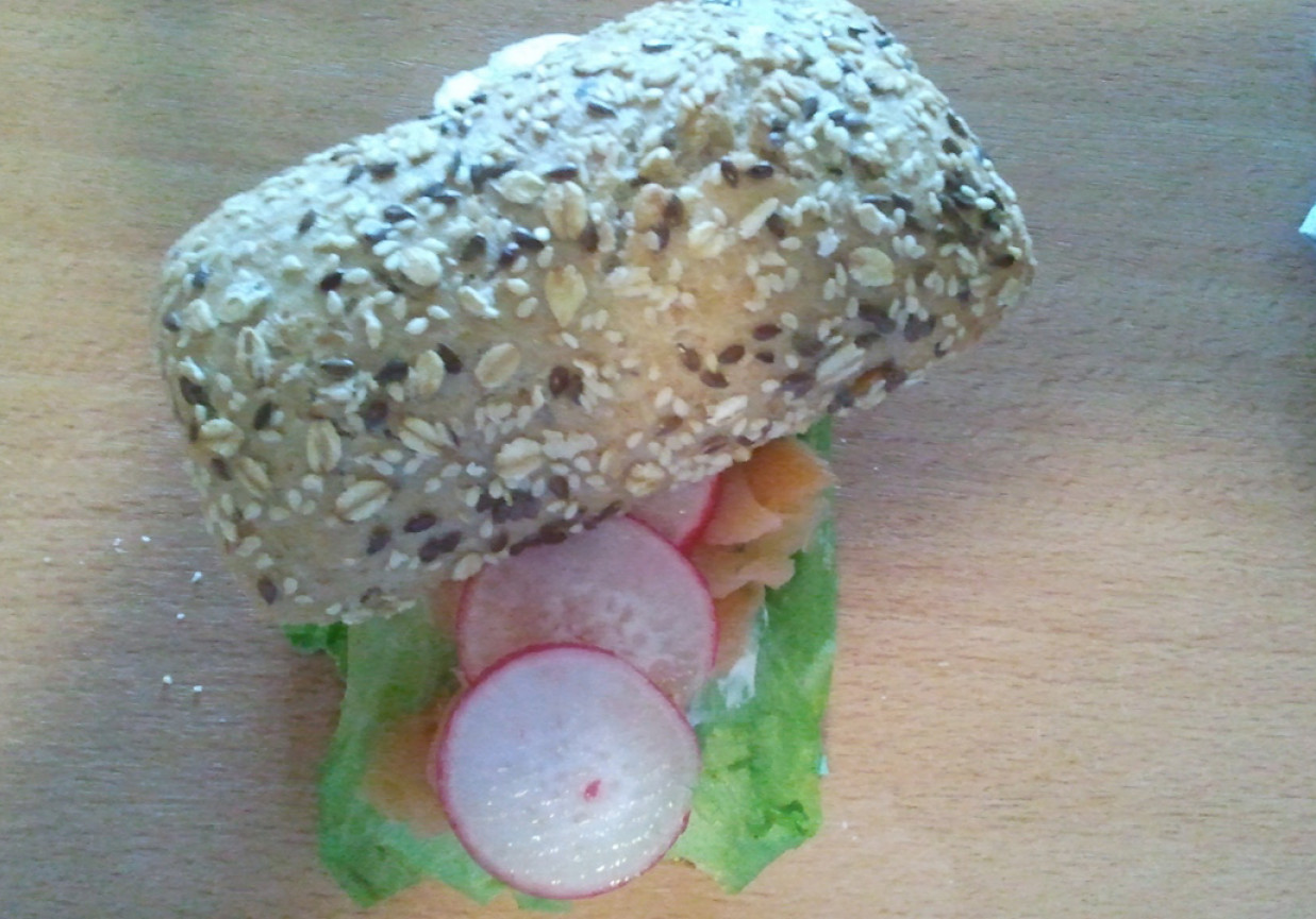 Dietetyczne kanapki z wędzonym łososiem i warzywami - DoradcaSmaku.pl