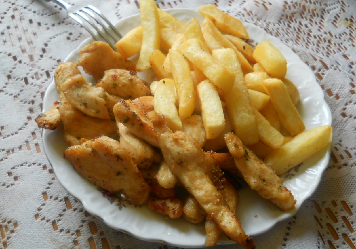 Drobiowe kąski marynowane w maślance z frytkami - DoradcaSmaku.pl