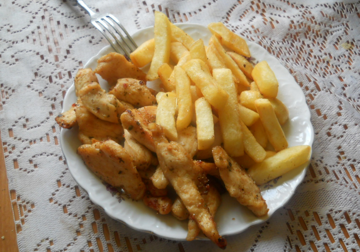 Drobiowe kąski marynowane w maślance z frytkami - DoradcaSmaku.pl