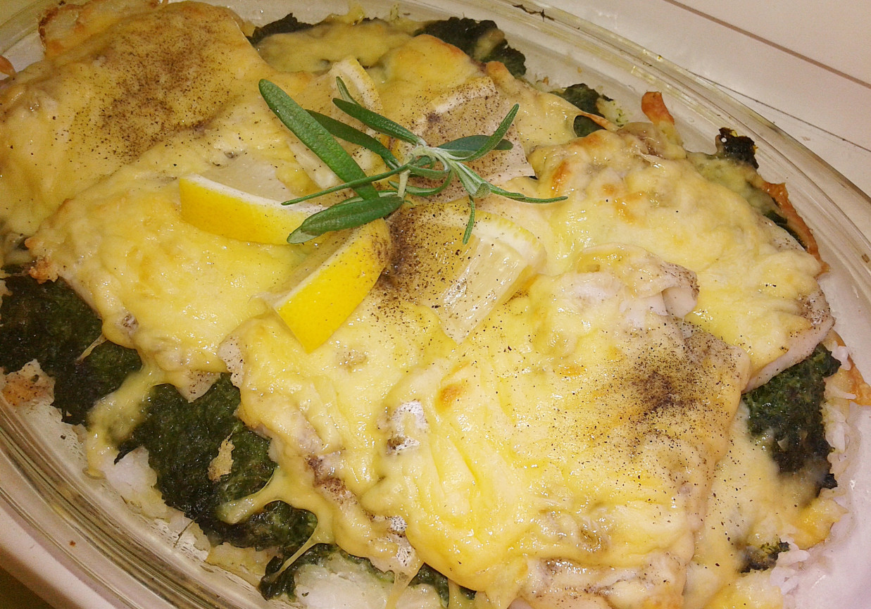 Filet z mintaja na szpinaku pod serową kołderką - DoradcaSmaku.pl