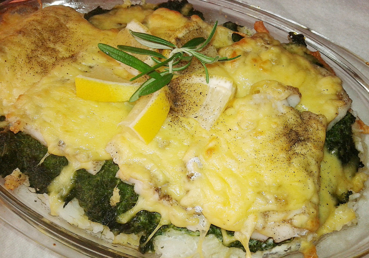 Filet z mintaja na szpinaku pod serową kołderką - DoradcaSmaku.pl