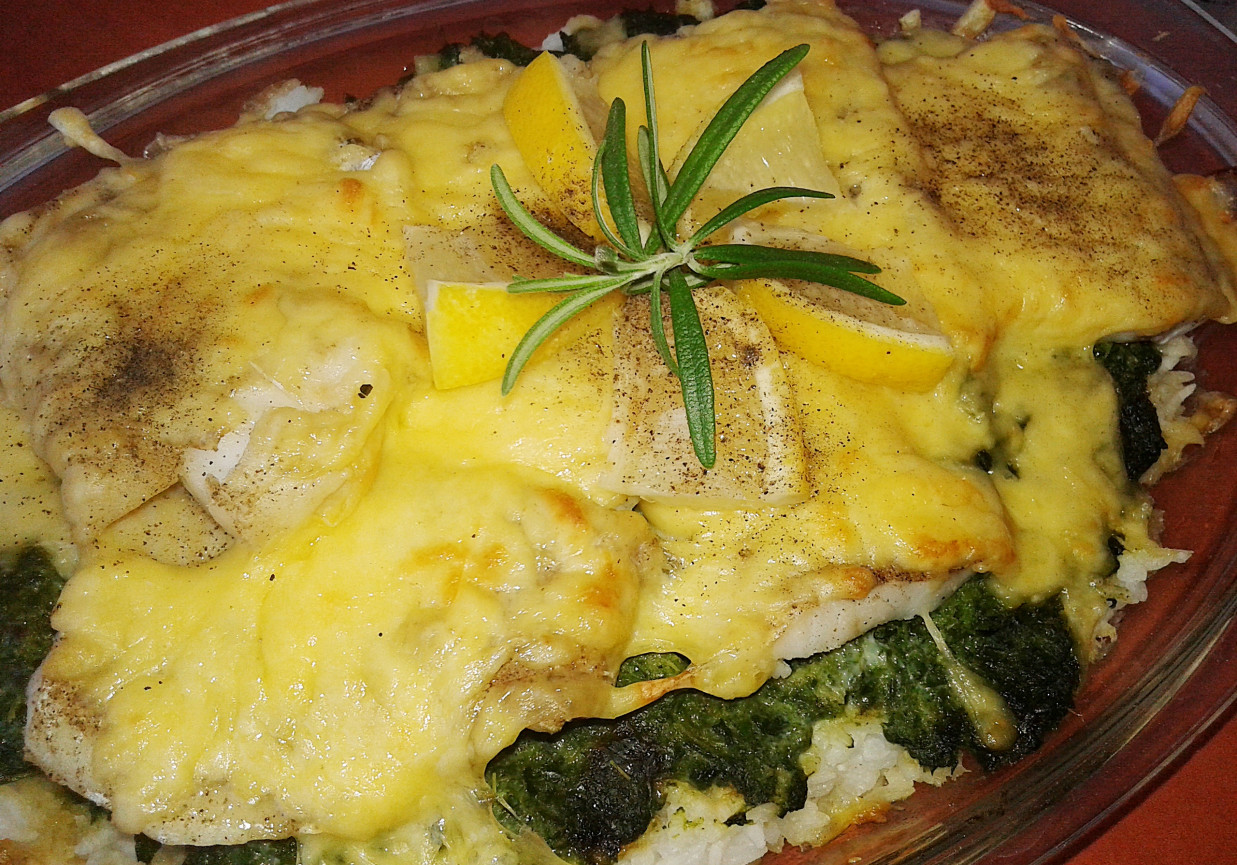 Filet z mintaja na szpinaku pod serową kołderką - DoradcaSmaku.pl