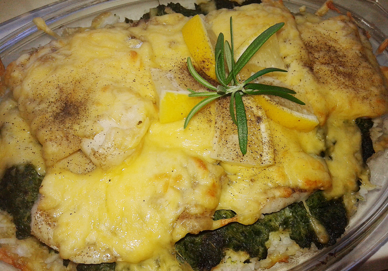 Filet z mintaja na szpinaku pod serową kołderką - DoradcaSmaku.pl