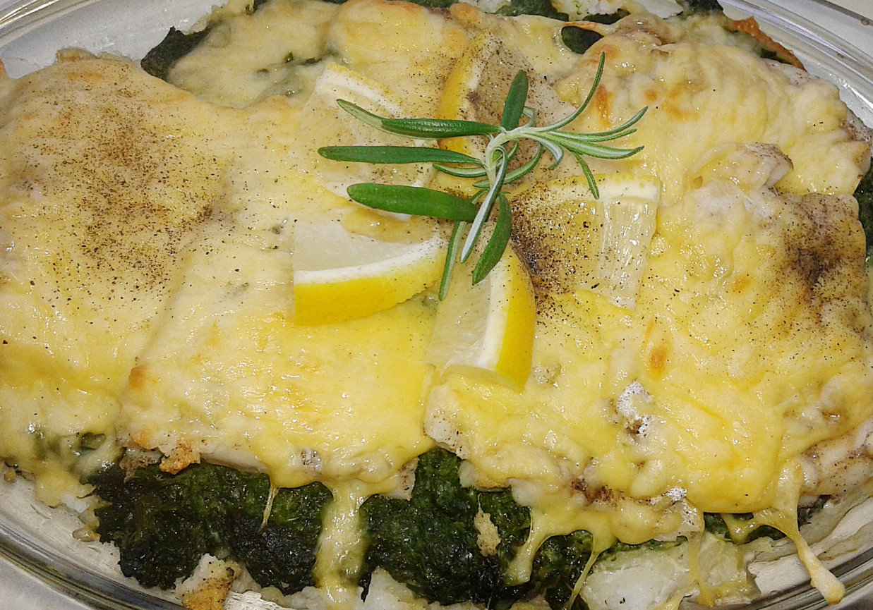 Filet z mintaja na szpinaku pod serową kołderką - DoradcaSmaku.pl