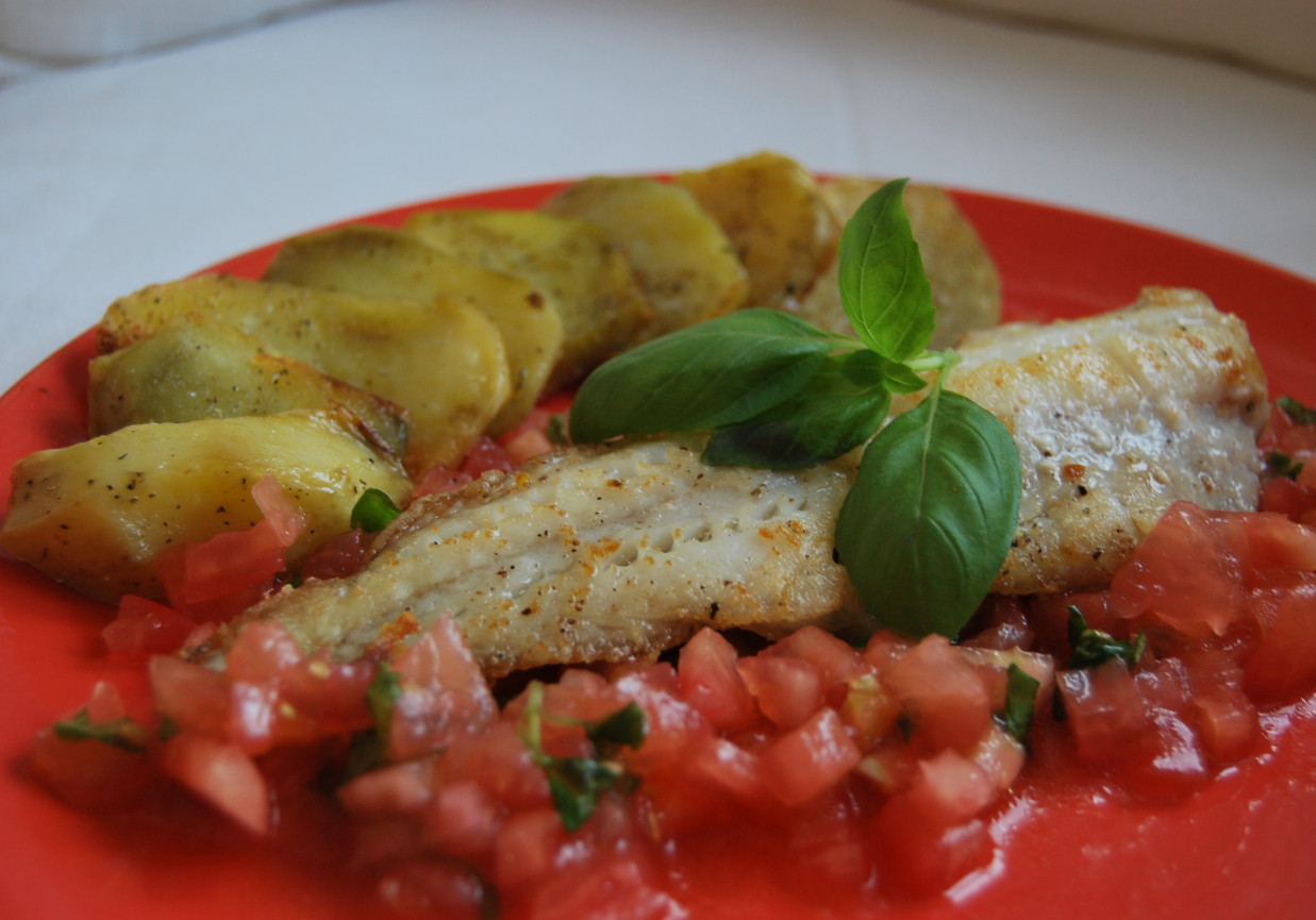 Filet z mintaja z pomidorami i bazylią - DoradcaSmaku.pl