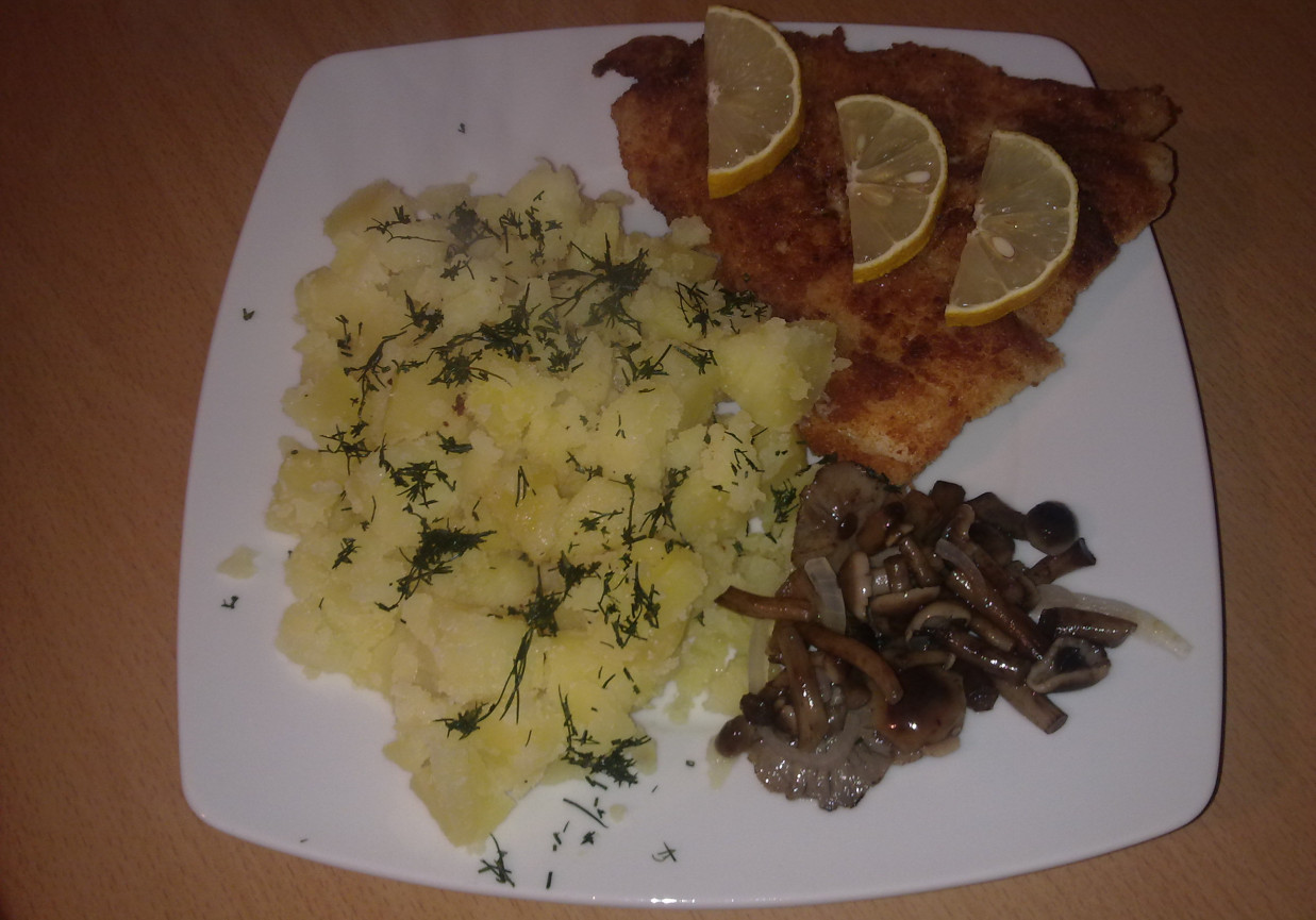 Filet z ryby maslanej w rozmarynie z ziemnaikami i marynowanymi ...