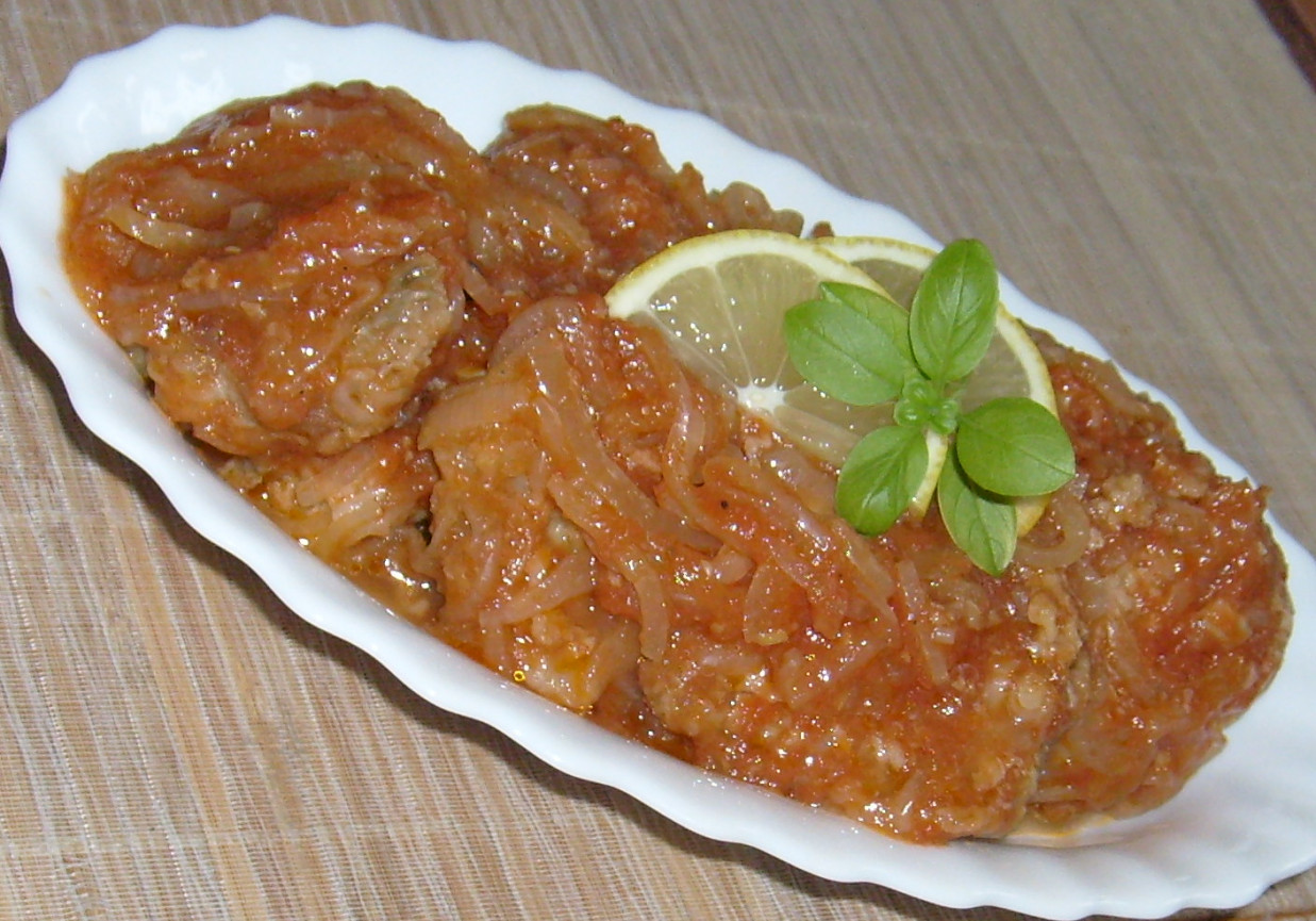 FILETY Z MINTAJA W POMIDORACH I CEBULI - DoradcaSmaku.pl