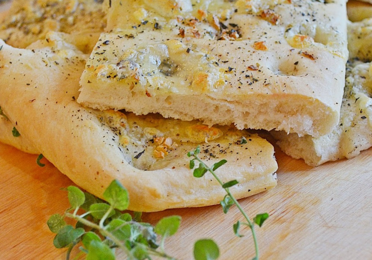 Focaccia z mozarellą i czosnkiem - DoradcaSmaku.pl