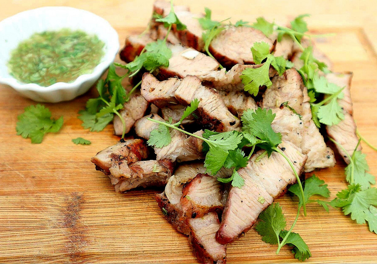 Grillowana karkówka z dressingiem nouc cham - DoradcaSmaku.pl
