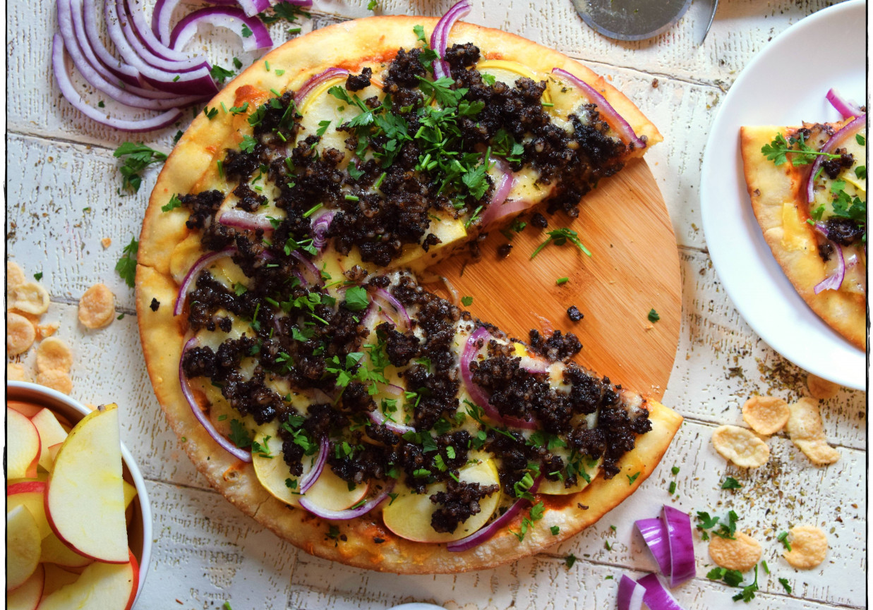 GRILLOWANA PIZZA Z KASZANKĄ, JABŁKIEM I CEBULĄ - DoradcaSmaku.pl