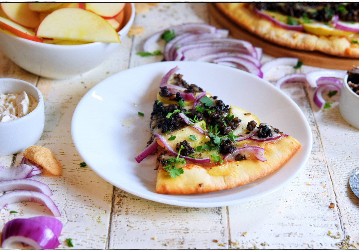 GRILLOWANA PIZZA Z KASZANKĄ, JABŁKIEM I CEBULĄ - DoradcaSmaku.pl