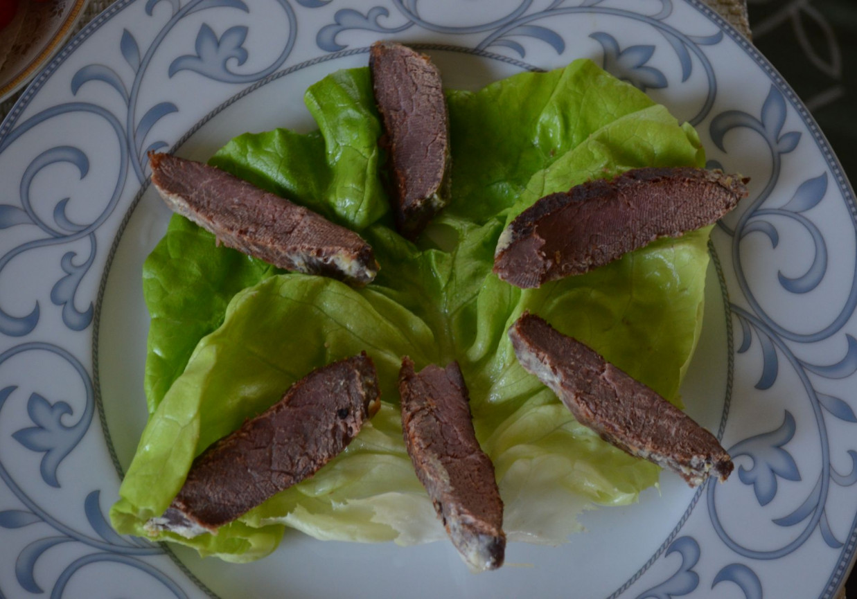 Grillowany stek ze strusia z sosem słodko-ostrym w otoczeniu oscypka ...