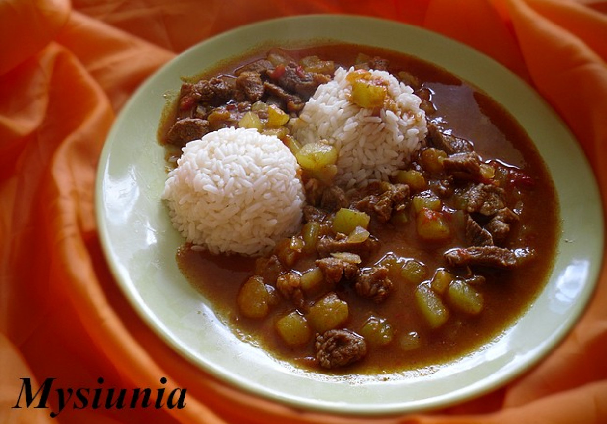 Gulasz z cukinią podany z ryżem - DoradcaSmaku.pl