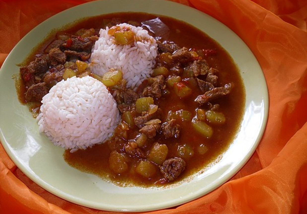 Gulasz z cukinią podany z ryżem - DoradcaSmaku.pl