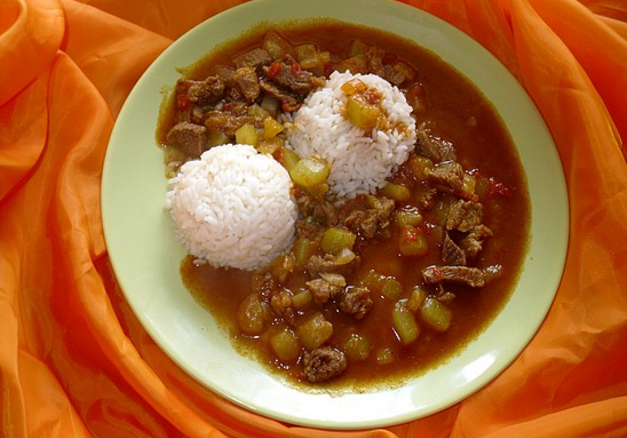 Gulasz z cukinią podany z ryżem - DoradcaSmaku.pl