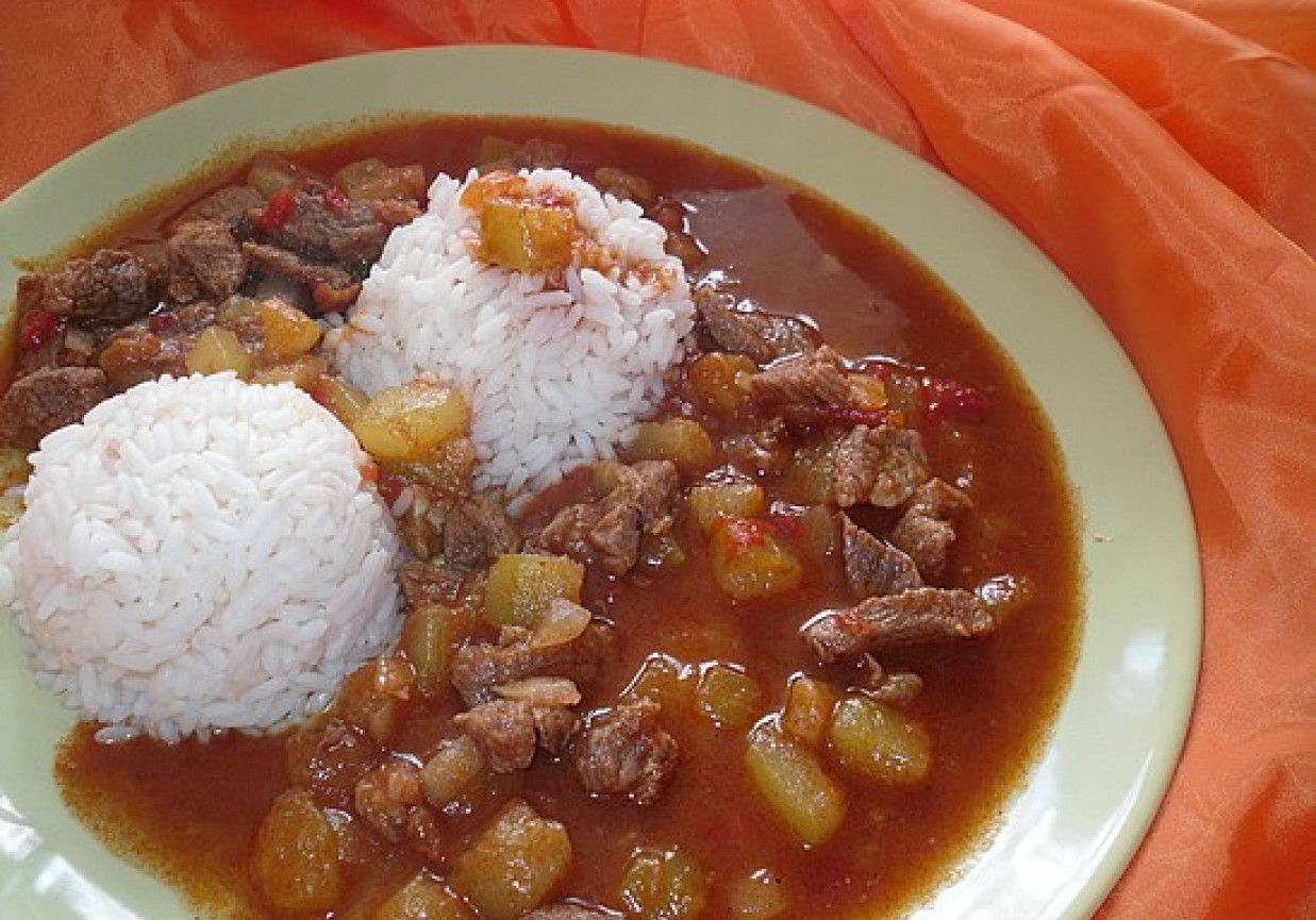 Gulasz z cukinią podany z ryżem - DoradcaSmaku.pl