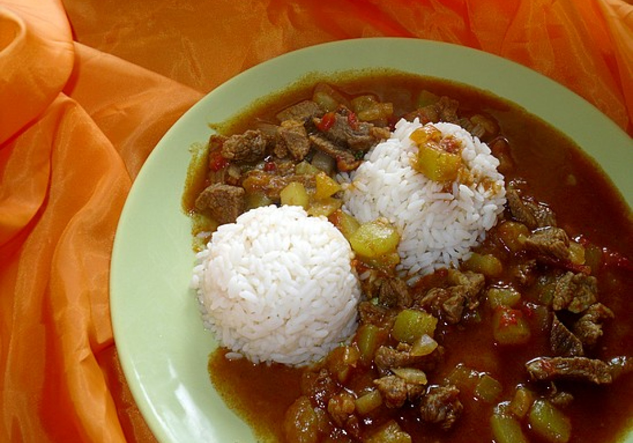 Gulasz z cukinią podany z ryżem - DoradcaSmaku.pl