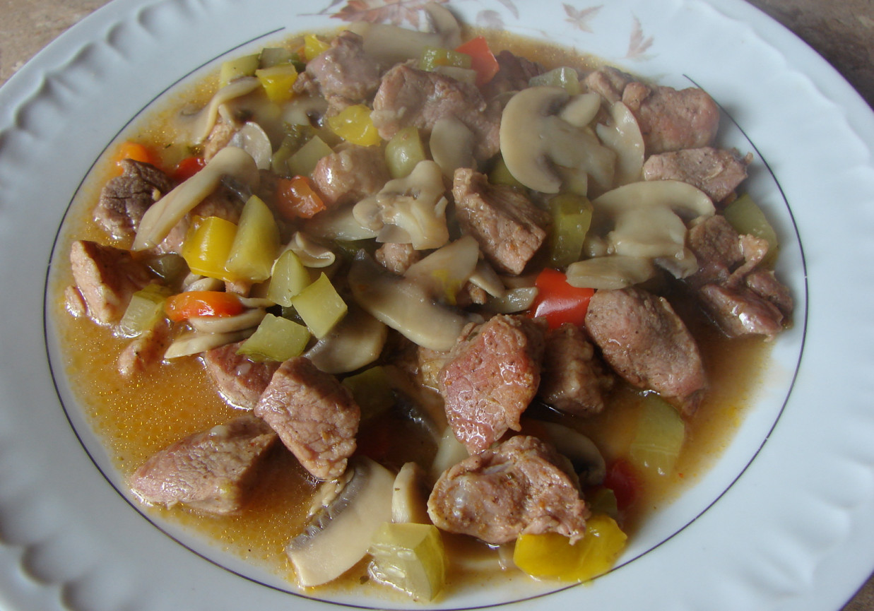 Gulasz z papryką i pieczarkami - DoradcaSmaku.pl
