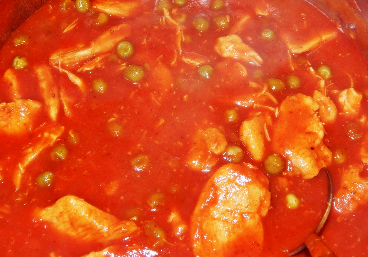 Indyk w sosie pomidorowo-ziołowym z groszkiem - DoradcaSmaku.pl