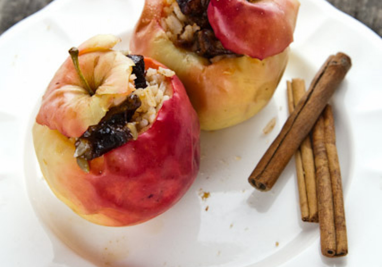 Jabłka pieczone faszerowane ryżem, bakaliami i cynamonem - DoradcaSmaku.pl