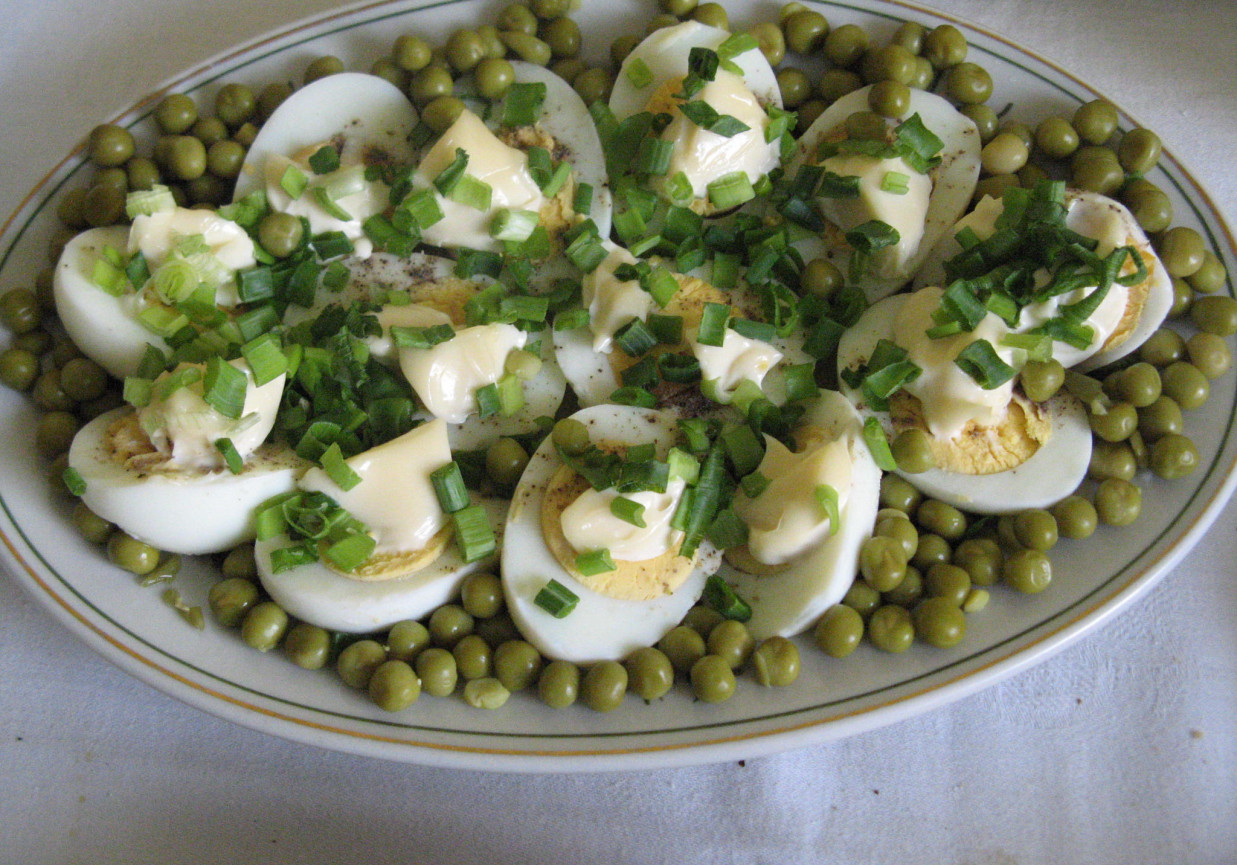 Jajak z majonezem, groszkiem i szczypiorkiem - DoradcaSmaku.pl