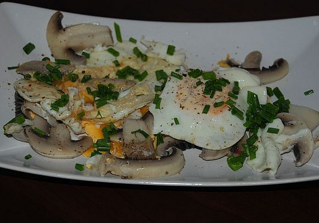 Jajka na gotowanych pieczarkach - DoradcaSmaku.pl