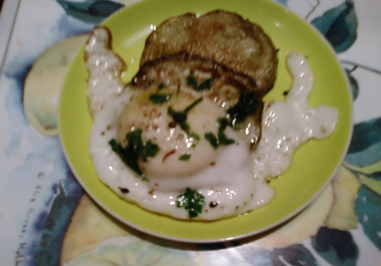 Jajka sadzone na bakłażanie. - DoradcaSmaku.pl