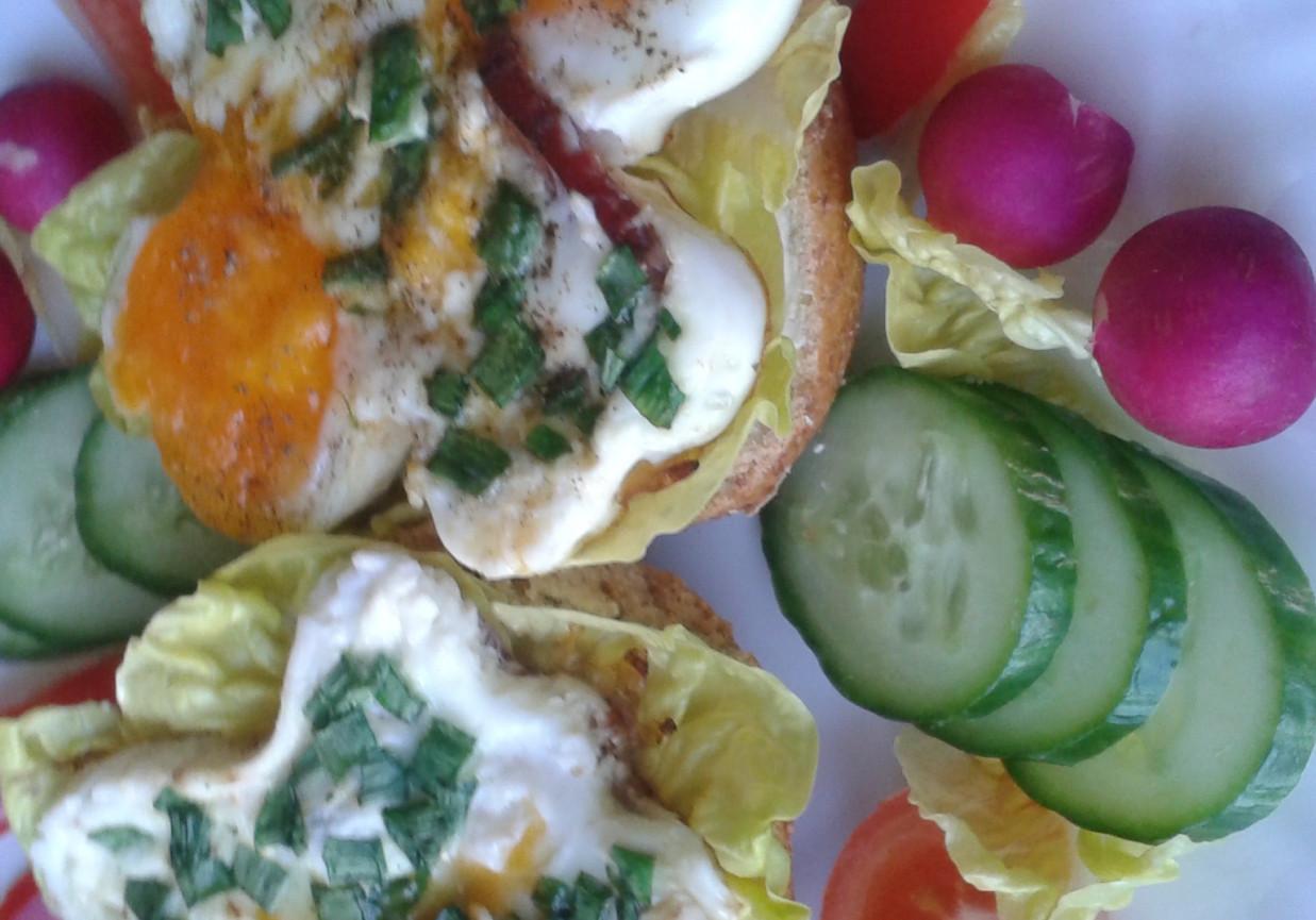 Jajka sadzone na boczku - DoradcaSmaku.pl