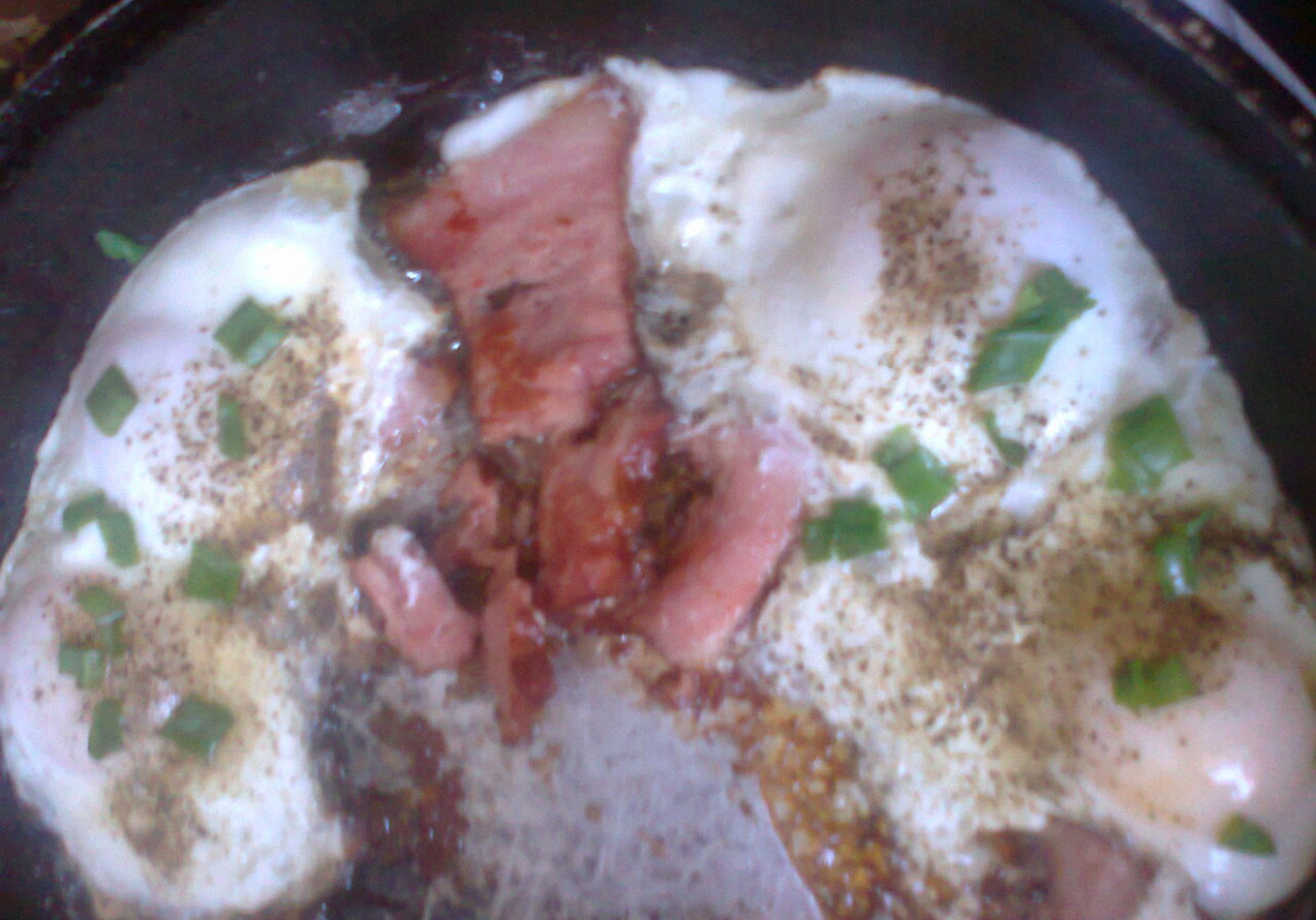 jajka sadzone na boczku - DoradcaSmaku.pl