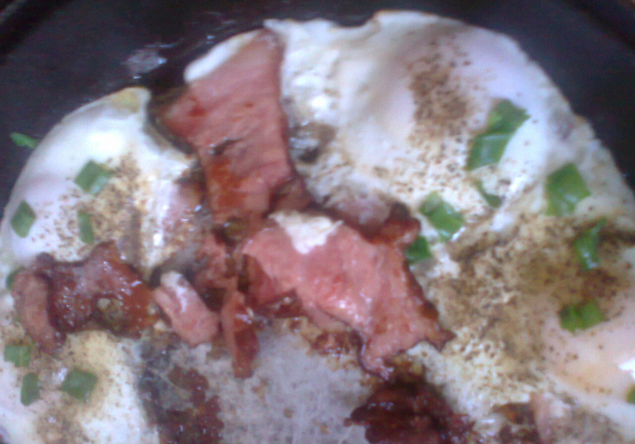 jajka sadzone na boczku - DoradcaSmaku.pl