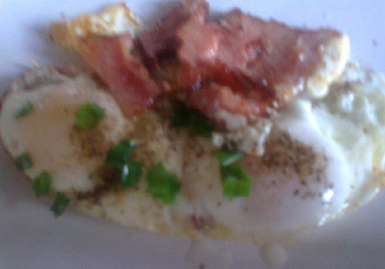 jajka sadzone na boczku - DoradcaSmaku.pl