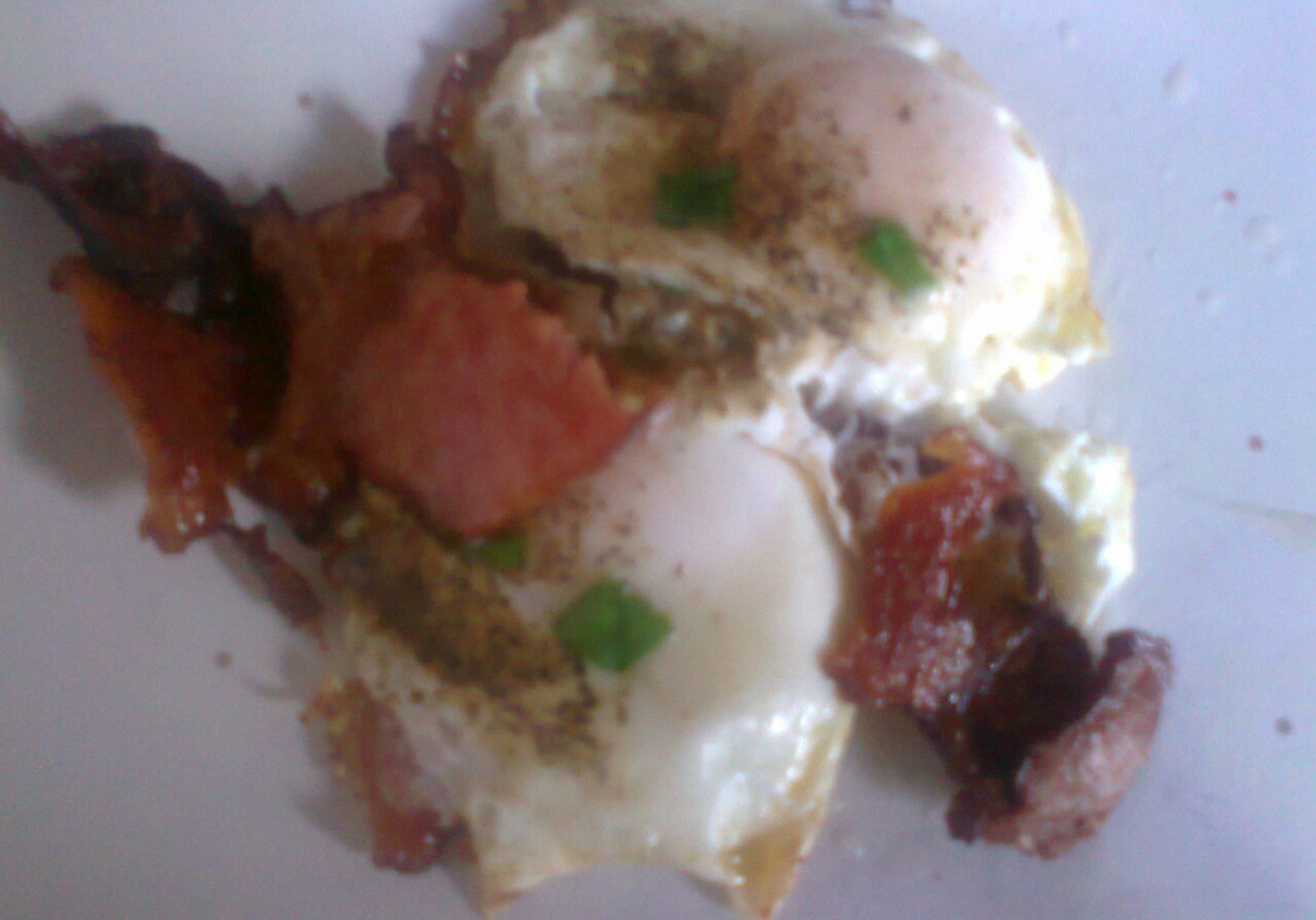 jajka sadzone na boczku - DoradcaSmaku.pl