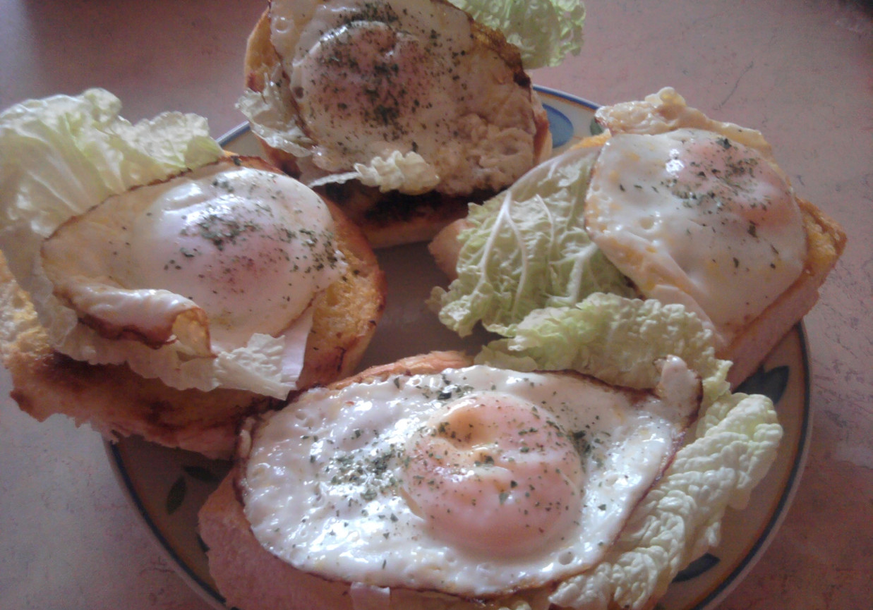 Jajka sadzone na bułce - DoradcaSmaku.pl