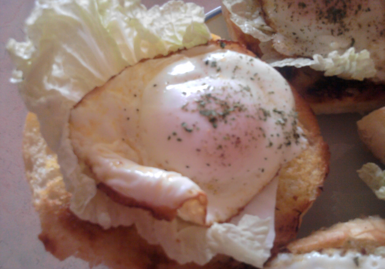 Jajka sadzone na bułce - DoradcaSmaku.pl