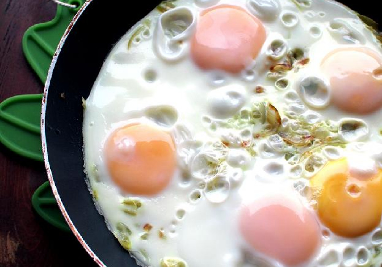 Jajka sadzone na duszonej cebulce - DoradcaSmaku.pl